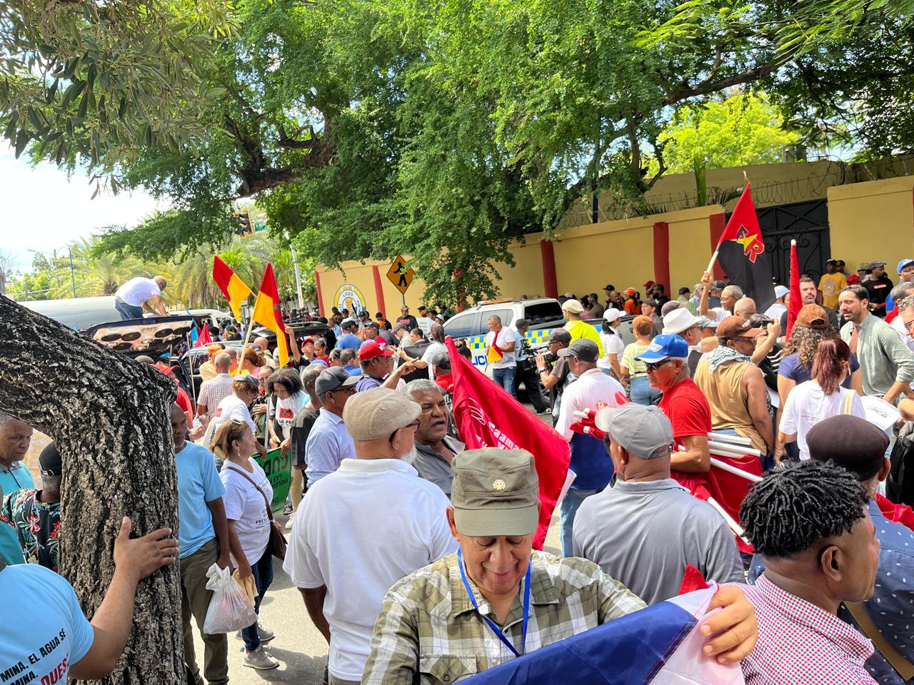 La superluna llena de enero, conocida como la luna del lobo
